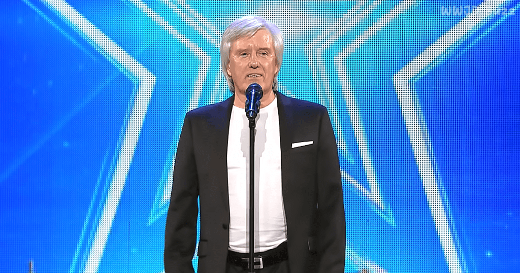 Tom Jones Treats Fans With Spontaneous Performance of ‘It’s Not Unusual ...