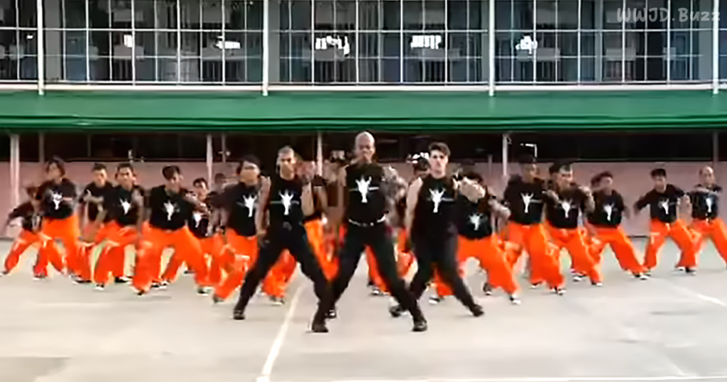 These Prisoners In The Phillippines Perform Incredibly Disciplined ...