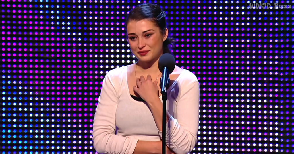 Shy Singer Walks On Stage To Sing 1937 Classic, But Simon Leaves Her In ...