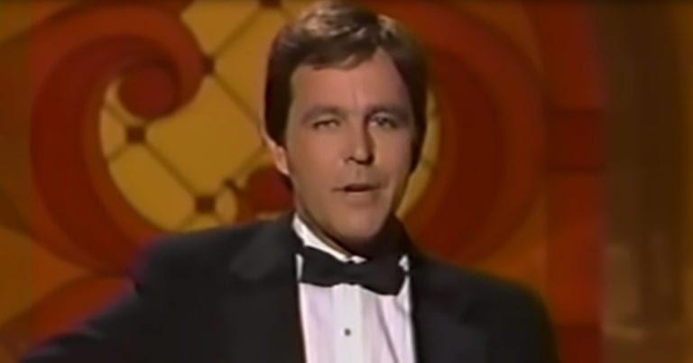Jim Stafford Plays Hilarious Guitar Sketch on Smothers Brothers – WWJD