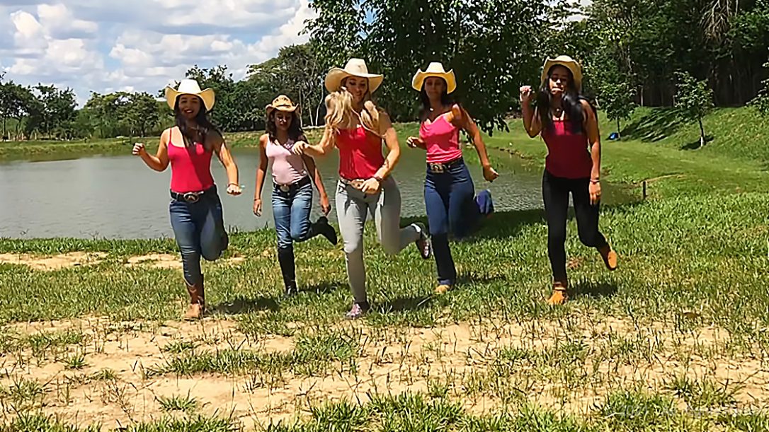 Prom Dancers Amaze Everyone With Their Dance Moves | WWJD