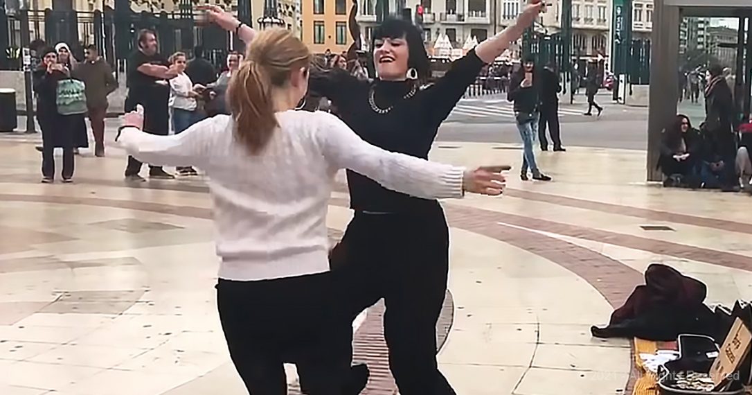 Strangers wow crowd with stunning impromptu dance – WWJD