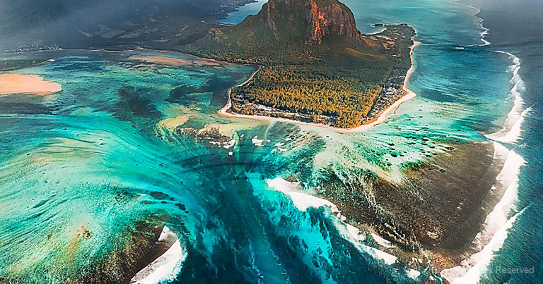 Extraordinary underwater waterfall – WWJD