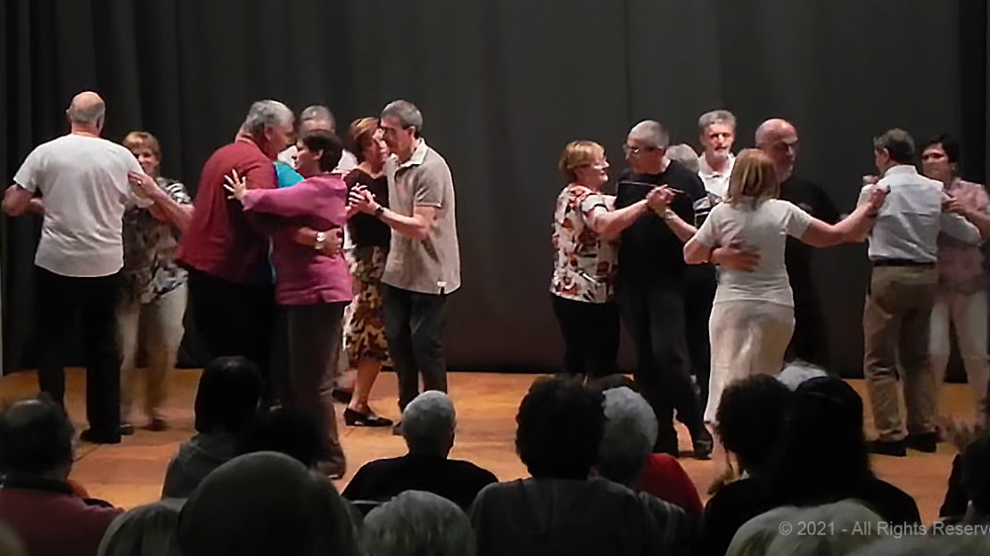 Strangers perform impromptu Irish dance | WWJD