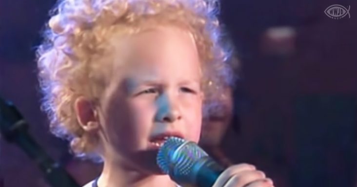 Art Garfunkel son runs on stage and joins dad’s performance – WWJD