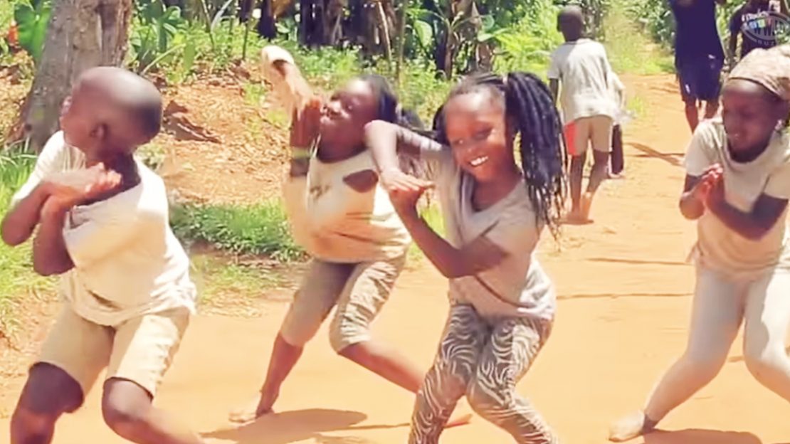 4-year-old kids hilariously dance to Jailhouse Rock – WWJD