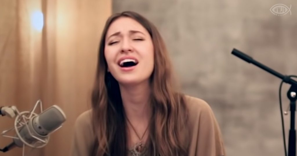 Lauren Daigle beautifully performs acoustic version of “How Great Thou ...
