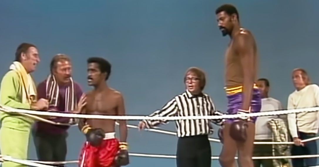 Sammy Davis Jr. takes on Wilt Chamberlain in boxing ring – WWJD