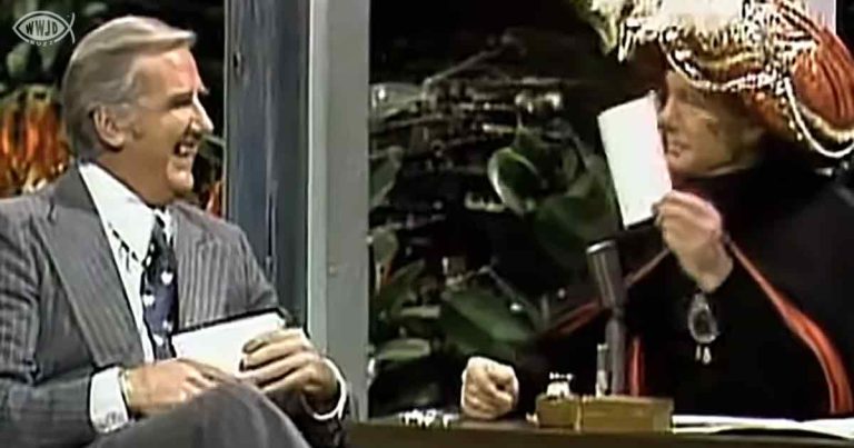 Johnny Carson performs to roaring laughter as ‘Carnac’ – WWJD