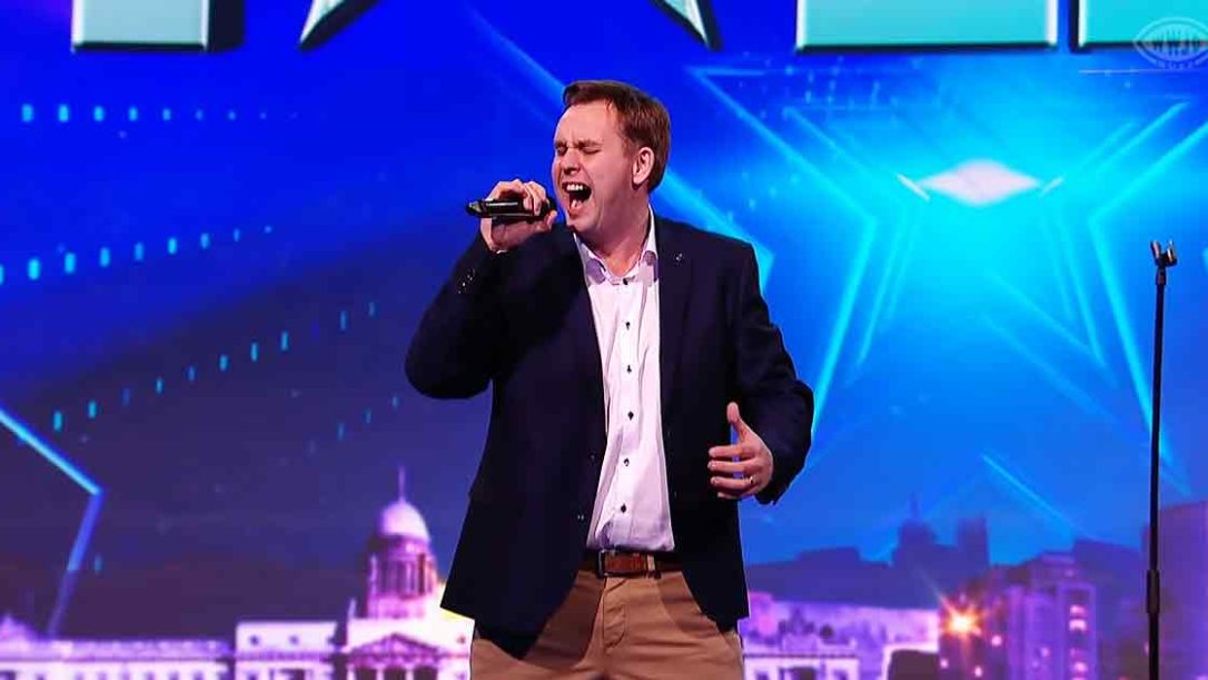 High School Football Player Sings National Anthem With Surprising Voice ...