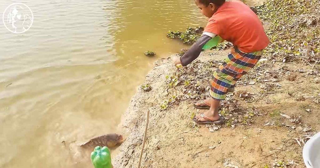 Boy catches huge fish all day long with plastic bottle invention – WWJD