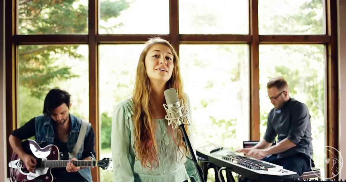 Experience Lauren Daigle’s worshipful live performance and testament of ...