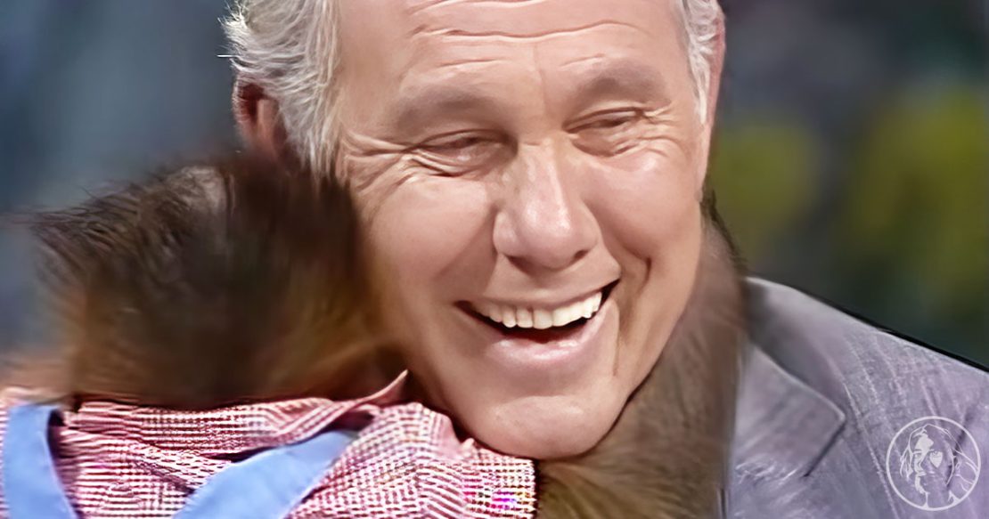 Johnny Carson’s Encounter with Baby Orangutan Twins – WWJD