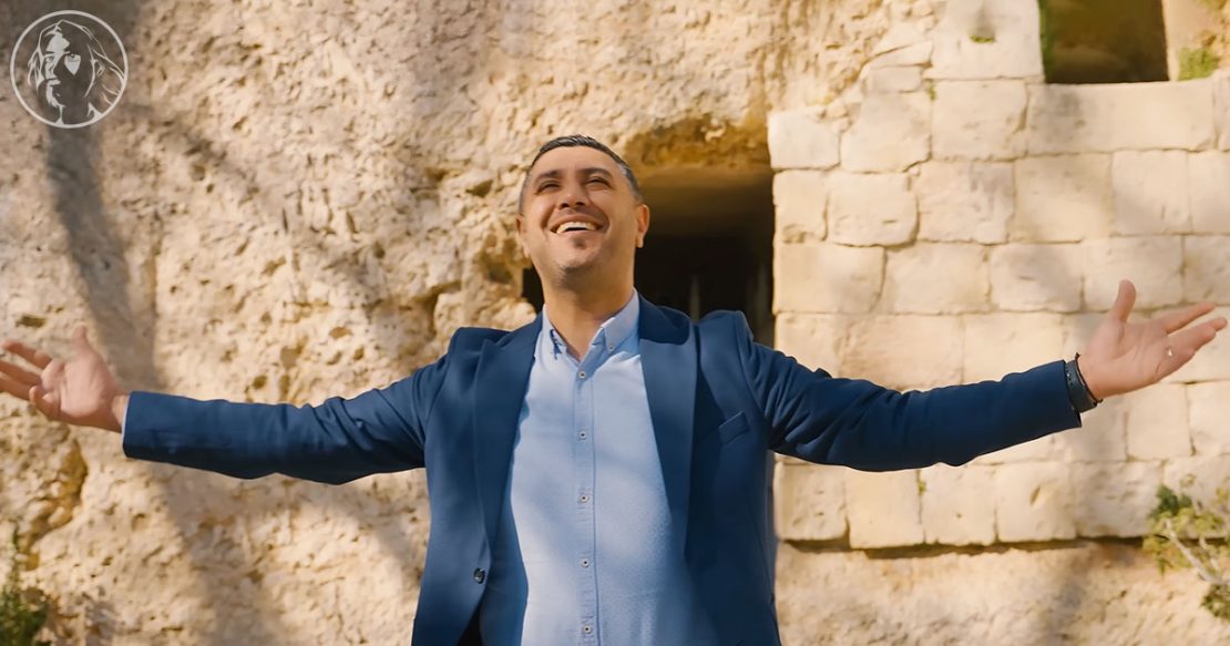 Breathtaking rendition of ‘Amazing Grace’ in three languages at the ...